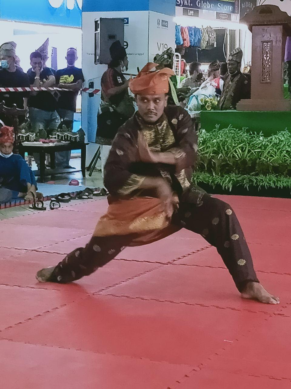 Silat dan Busana Melayu: Warisan Pusaka Zaman-berzaman